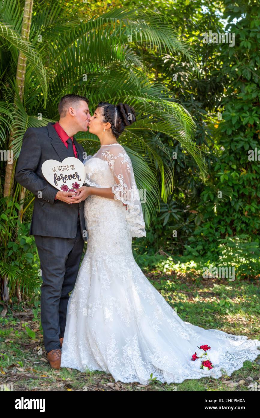 Wedding photos of a Latin American (Cuban) couple Stock Photo - Alamy