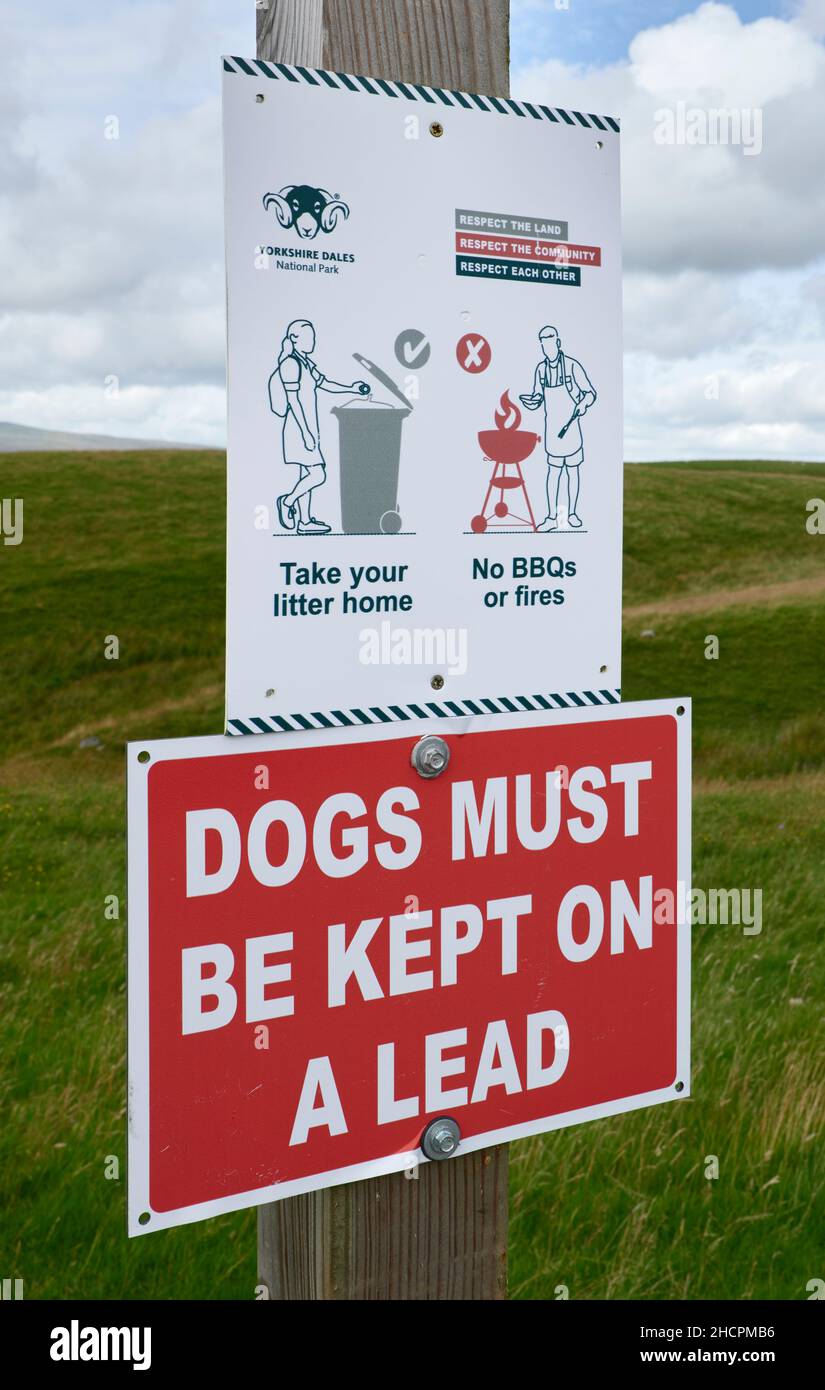 Signs requesting no littering and dog control on public footpath ...
