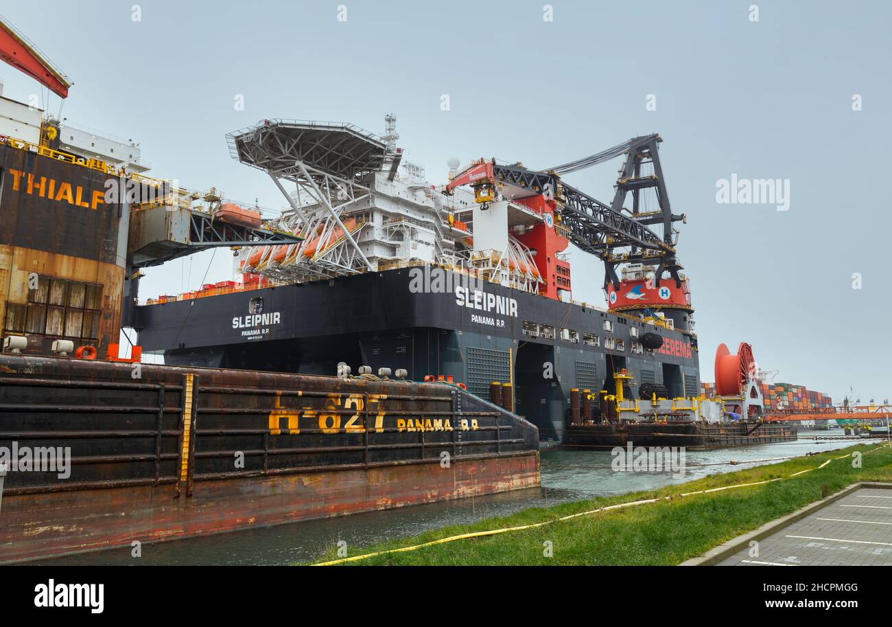 Two cargo vessels hi-res stock photography and images - Alamy
