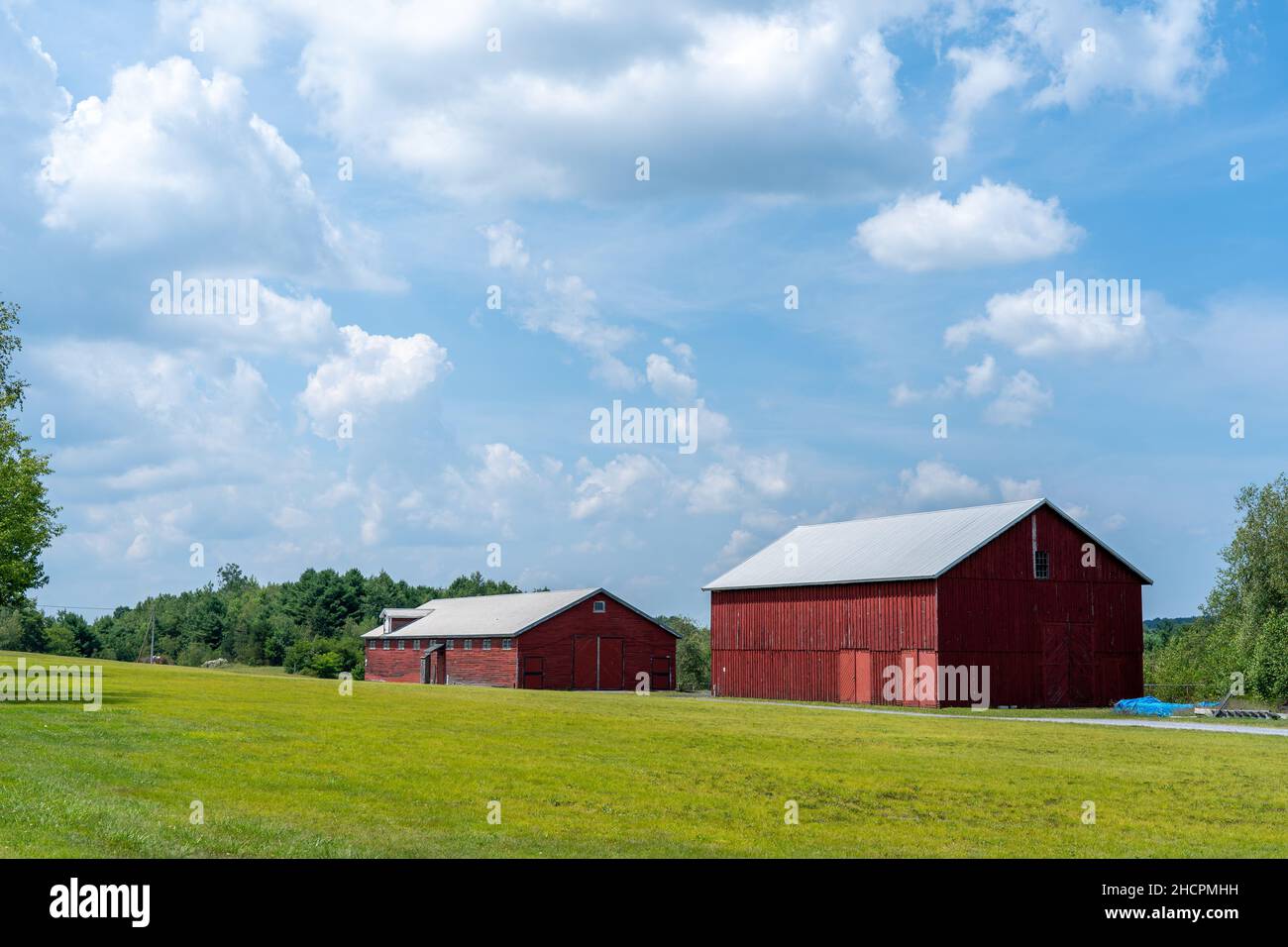 Barns surrounded by fields hi-res stock photography and images - Alamy