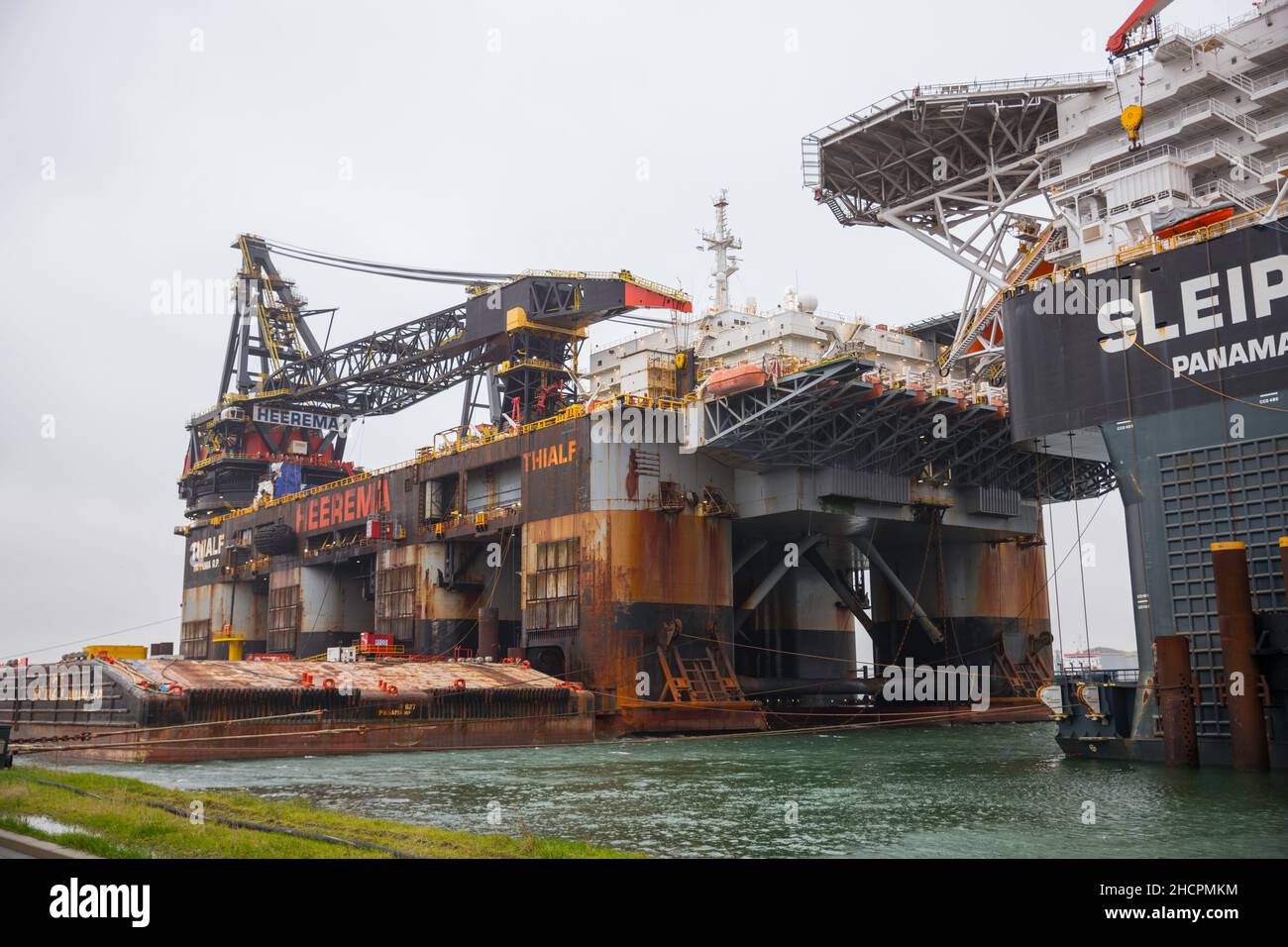 World biggest floating crane hi-res stock photography and images - Alamy