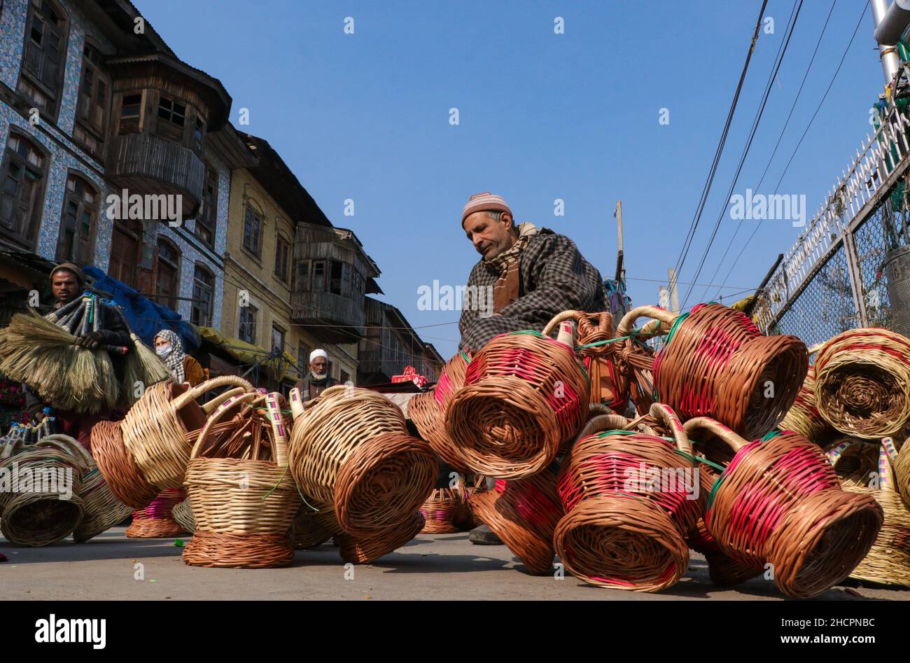 Srinagar, Jammu and Kashmir, India. 31st Dec, 2021. A vendor seen ...