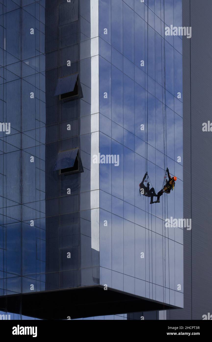 Cleaning modern office building windows hi-res stock photography and ...