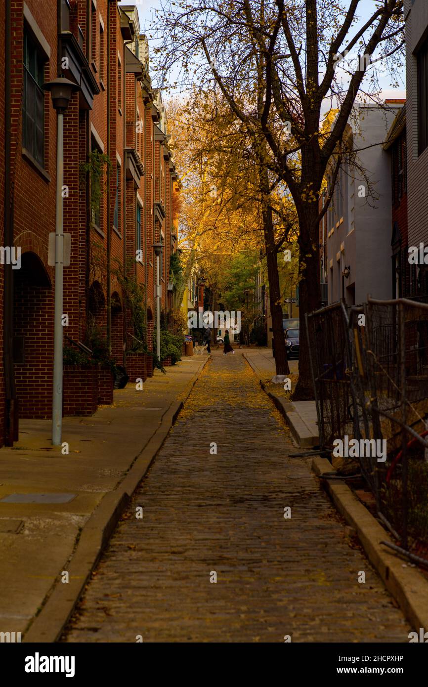 Alley between two buildings hi-res stock photography and images - Alamy
