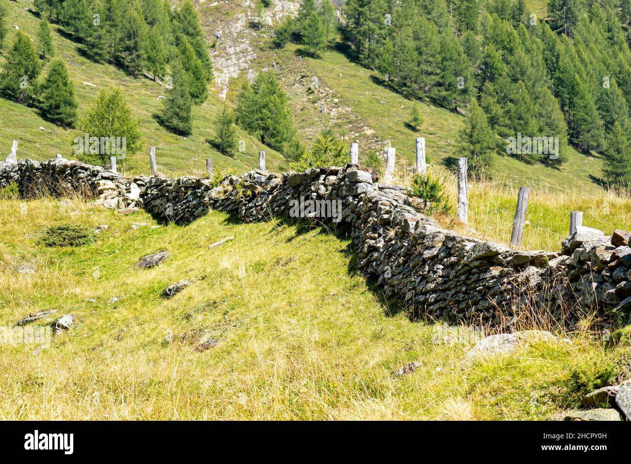 Long stone wall hi-res stock photography and images - Alamy