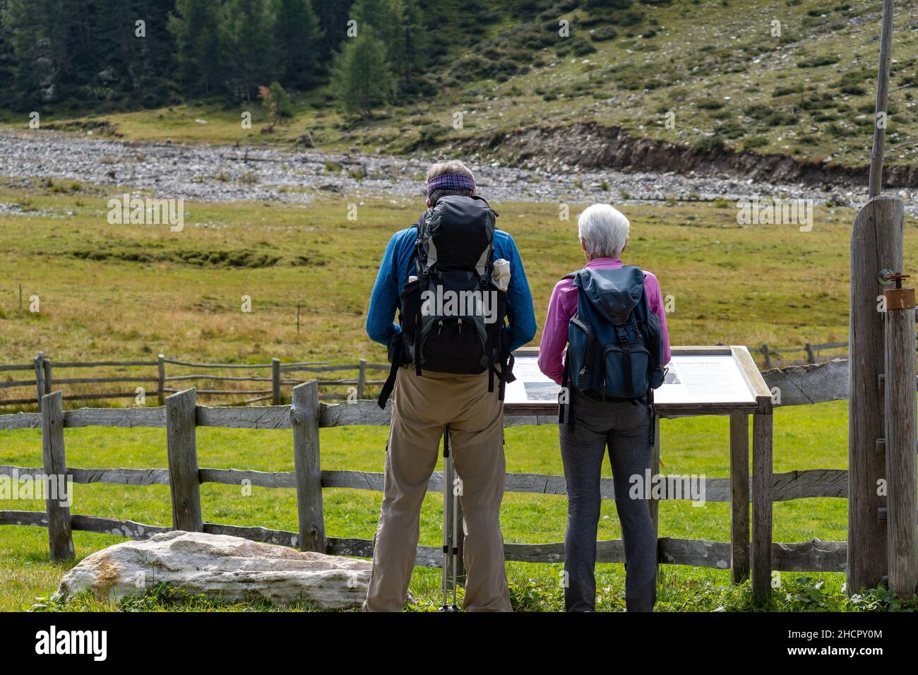 Hiker reading sign hi-res stock photography and images - Alamy