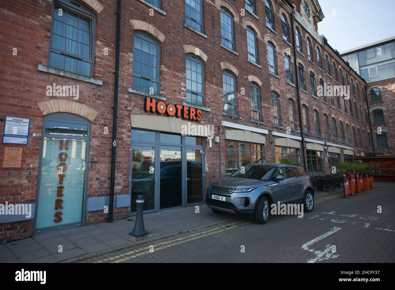 Hooters restaurant exterior hi-res stock photography and images - Alamy
