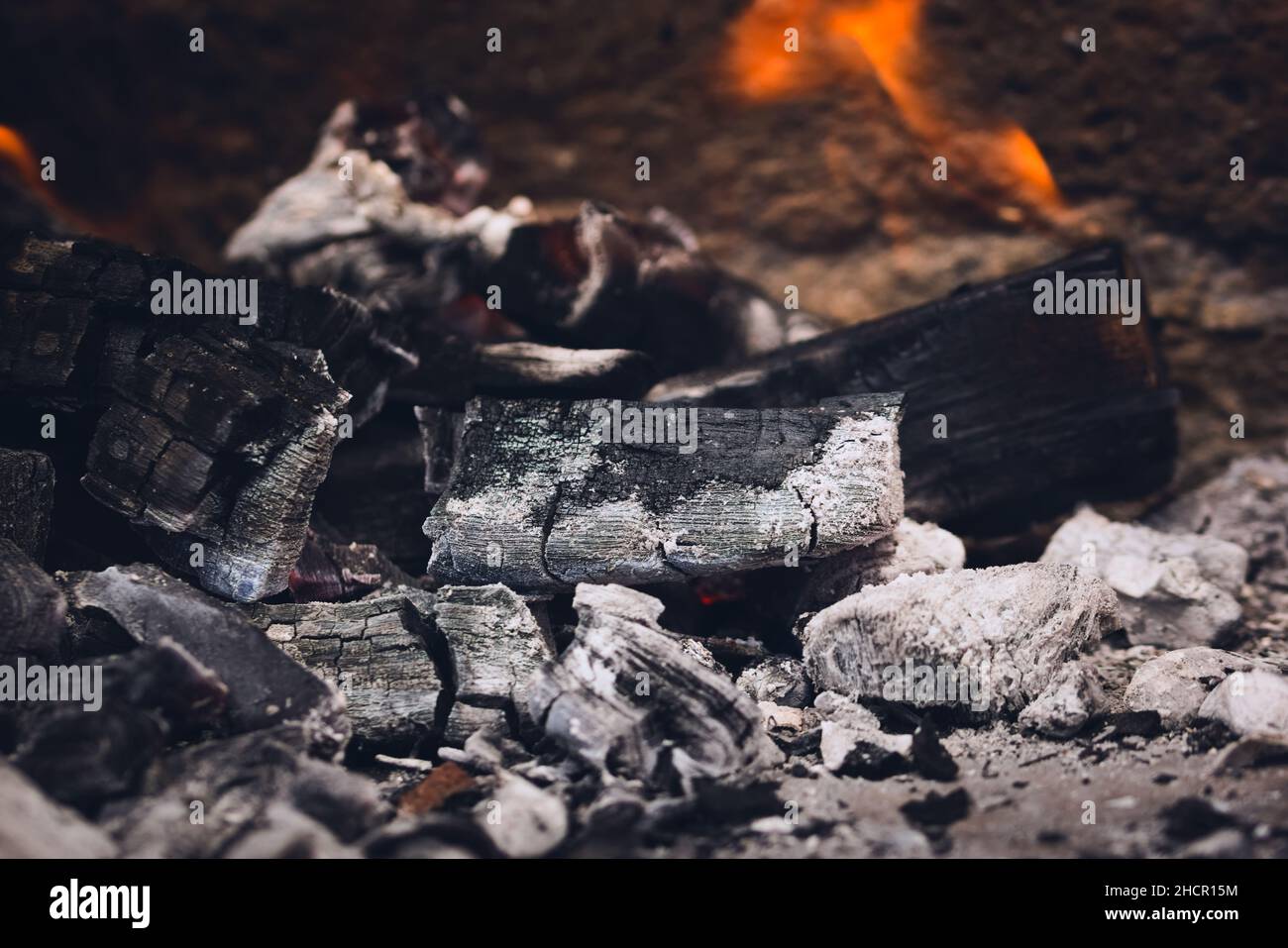 Smoldering embers and ashes in a bonfire. Close up Stock Photo - Alamy