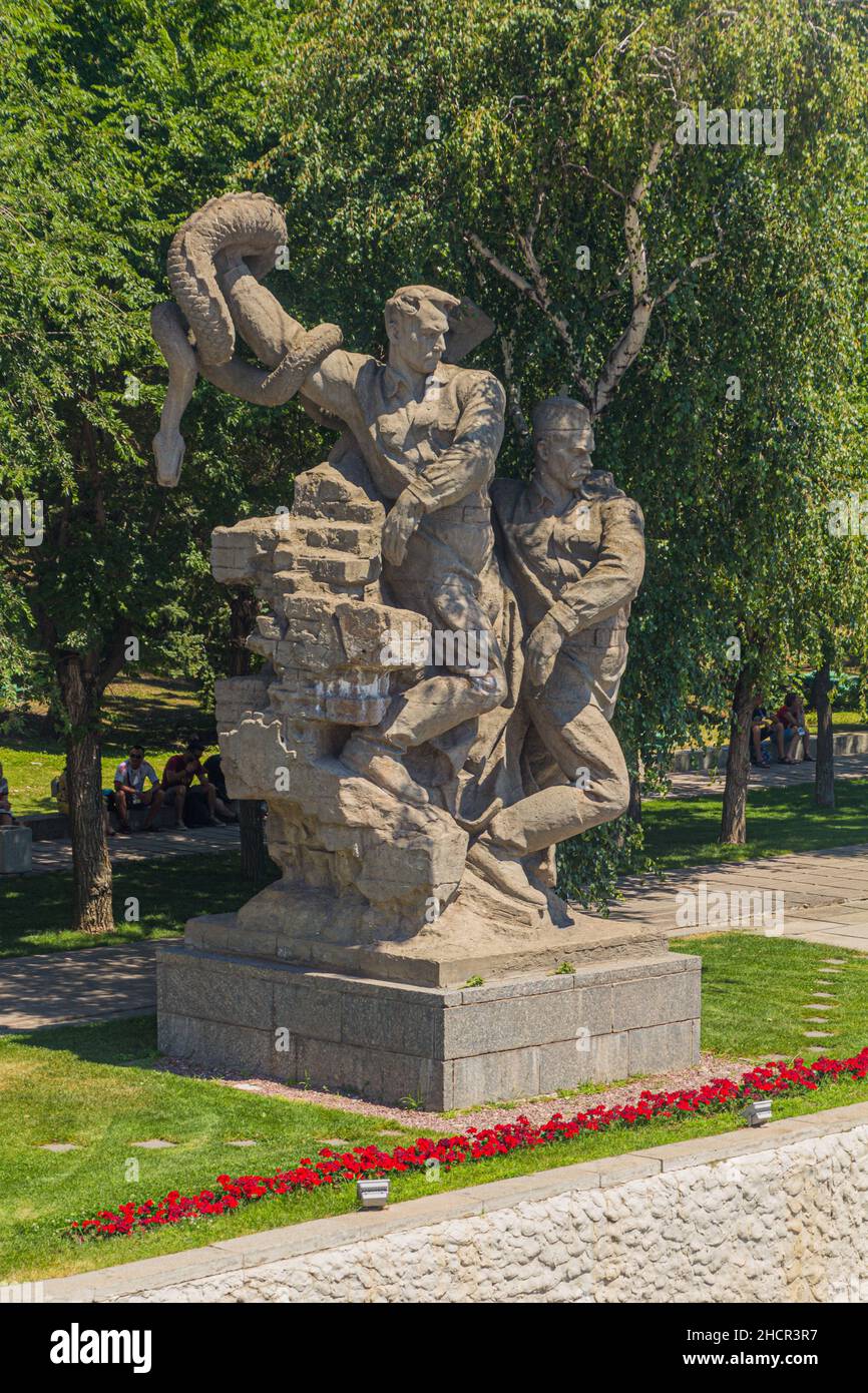 VOLGOGRAD, RUSSIA - JUNE 28, 2018: Sculpture at the memorial complex ...