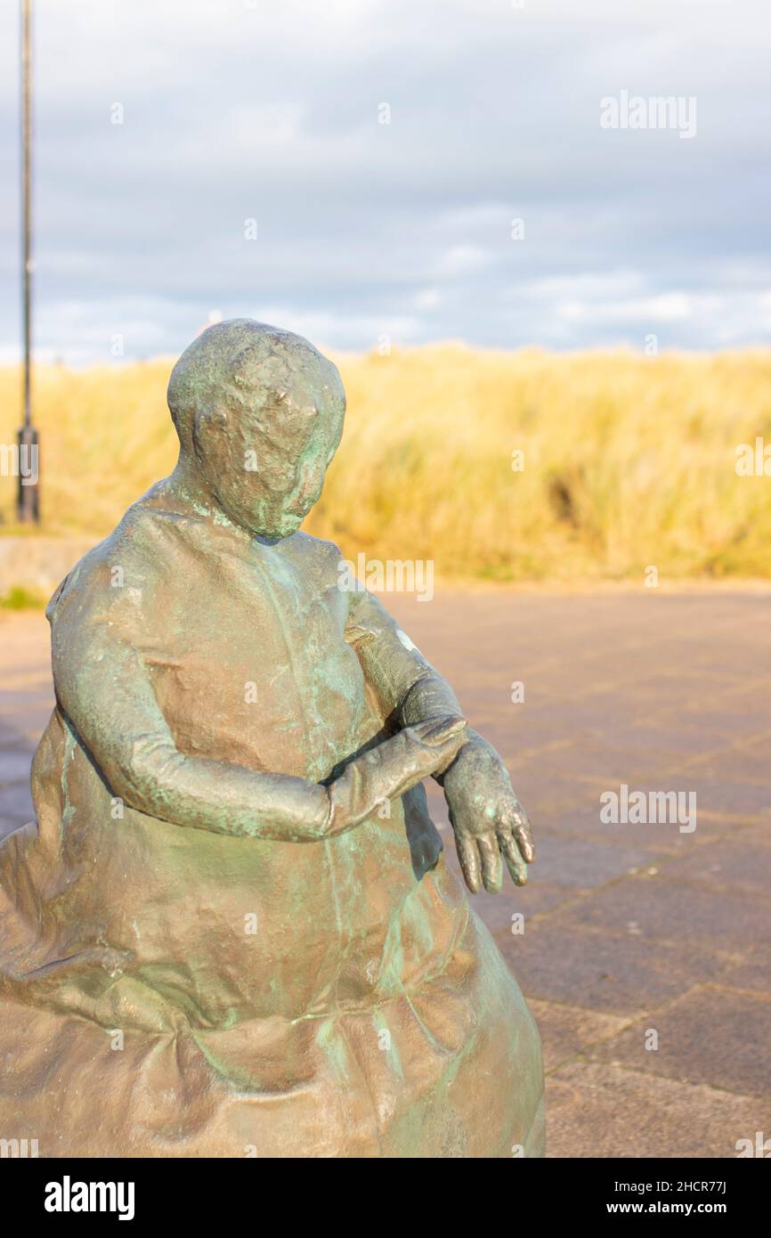 A unique round-shaped bronze statue of female figure "Conversation ...