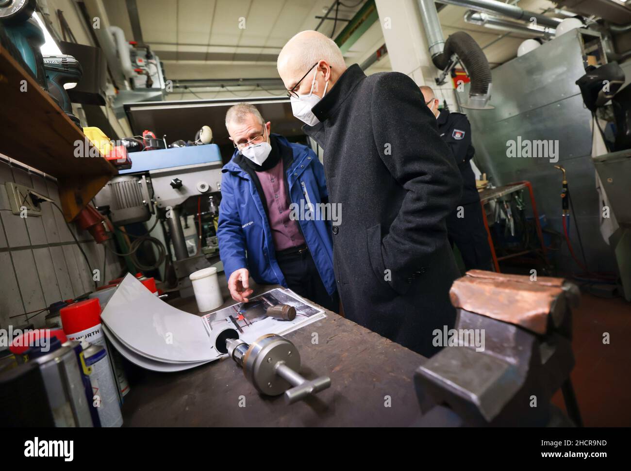 Hamburg, Germany. 31st Dec, 2021. Peter Tschentscher (SPD, r), First ...