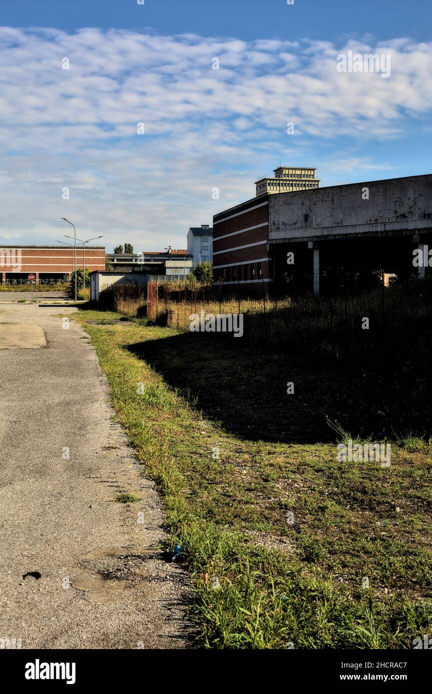 Abandoned factory in the countryside Stock Photo - Alamy