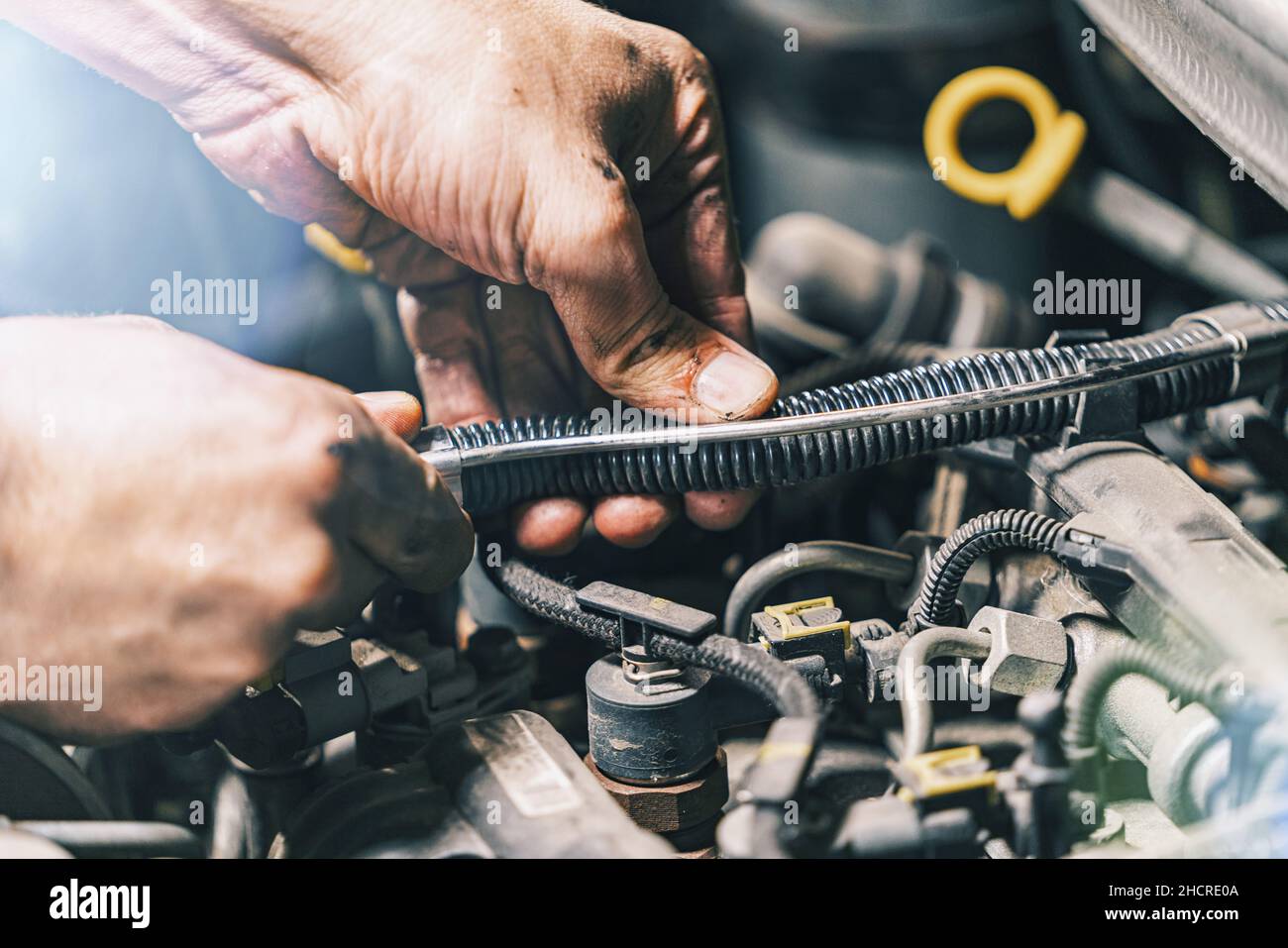 Auto mechanic working in garage Stock Photo - Alamy