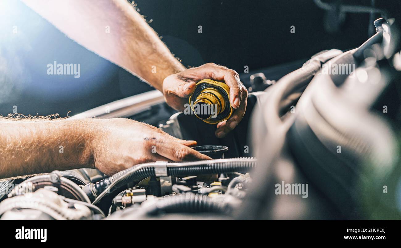 Hand mechanic hi-res stock photography and images - Alamy