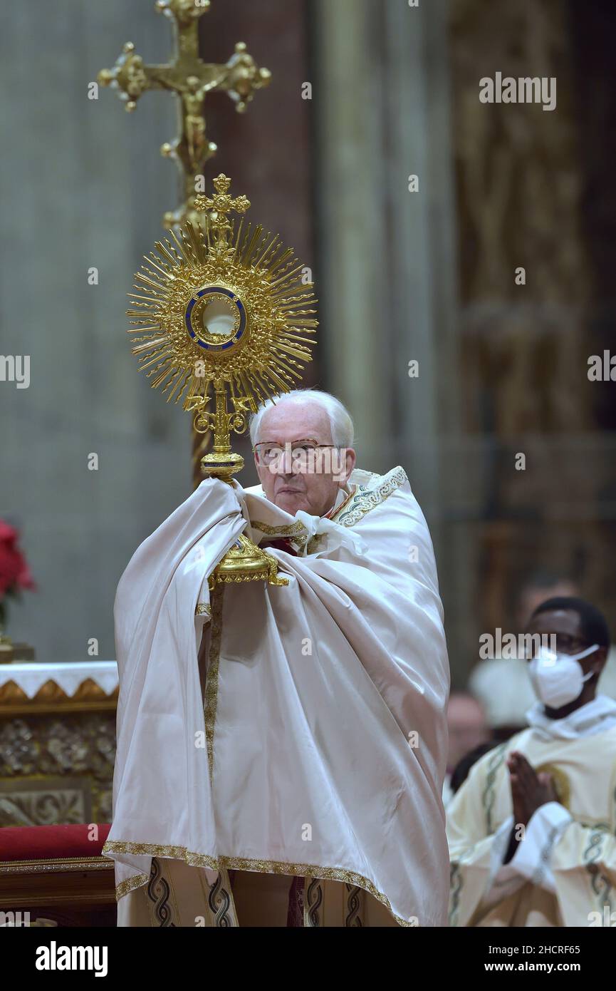 Vatican. 31st Dec, 2021. Cardinal Di Re, Pope Francis celebrates the ...