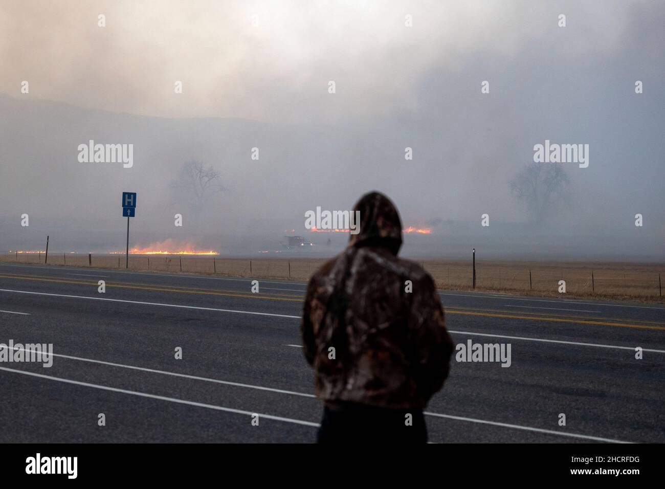 Boulder County, Colorado, USA. 30th Dec, 2021. A person watches the ...