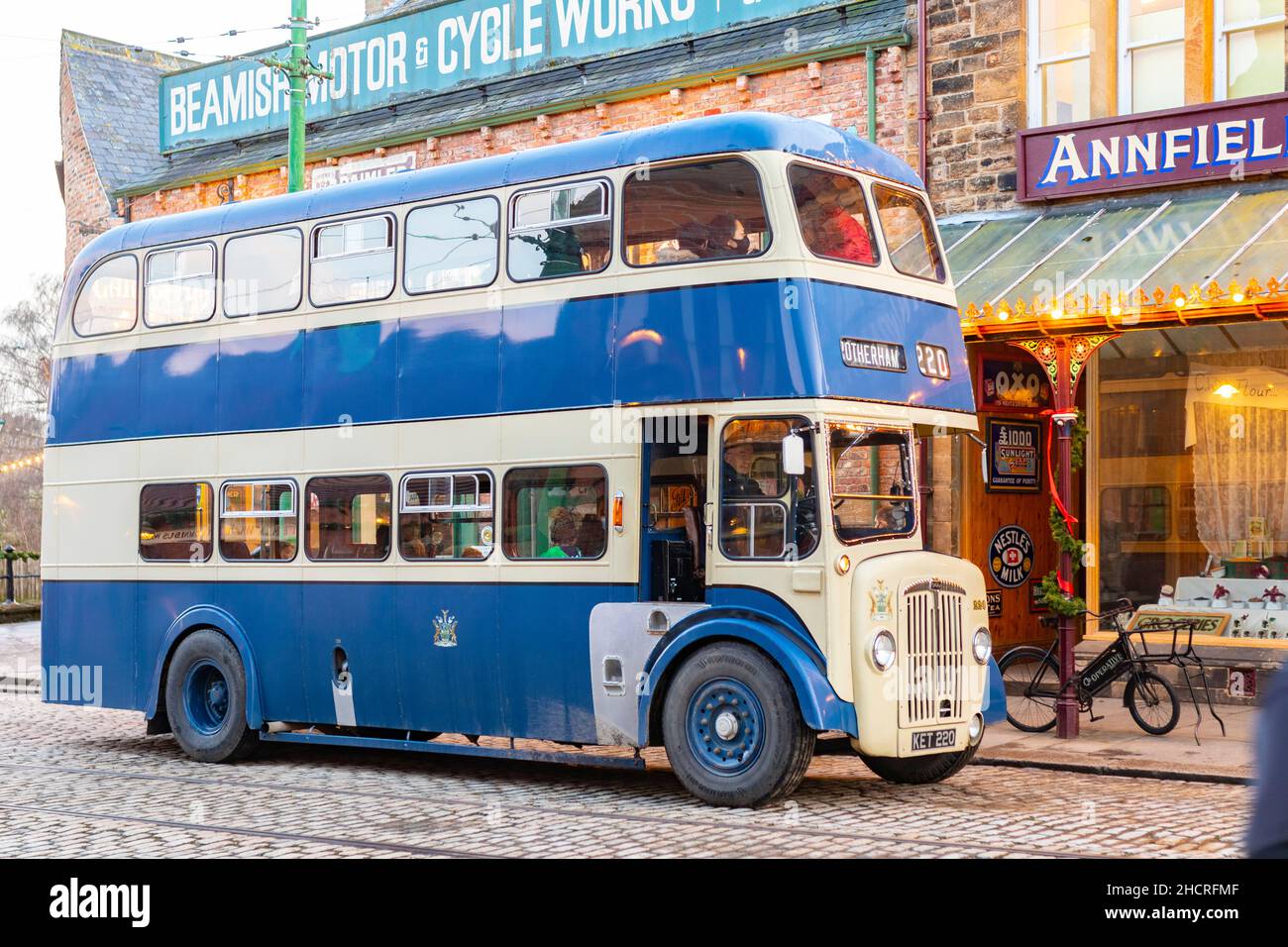 Cream and blue bus hi-res stock photography and images - Alamy