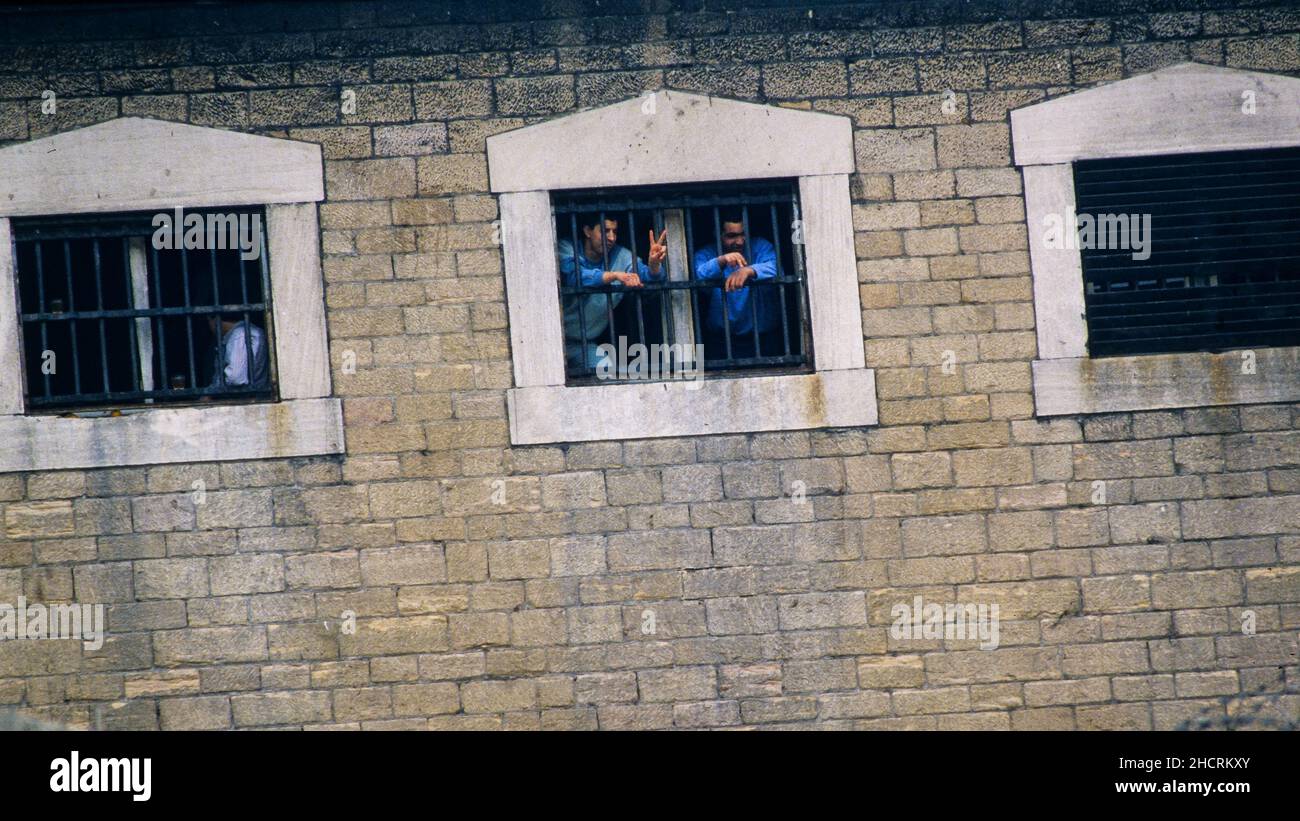 Archives 80es: Prisoners demonstrate at the window of their cells ...