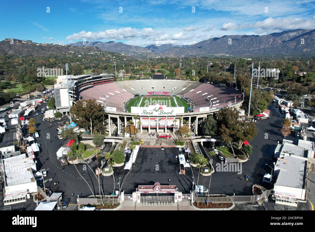 Rose bowl stadium pasadena aerial hi-res stock photography and images ...