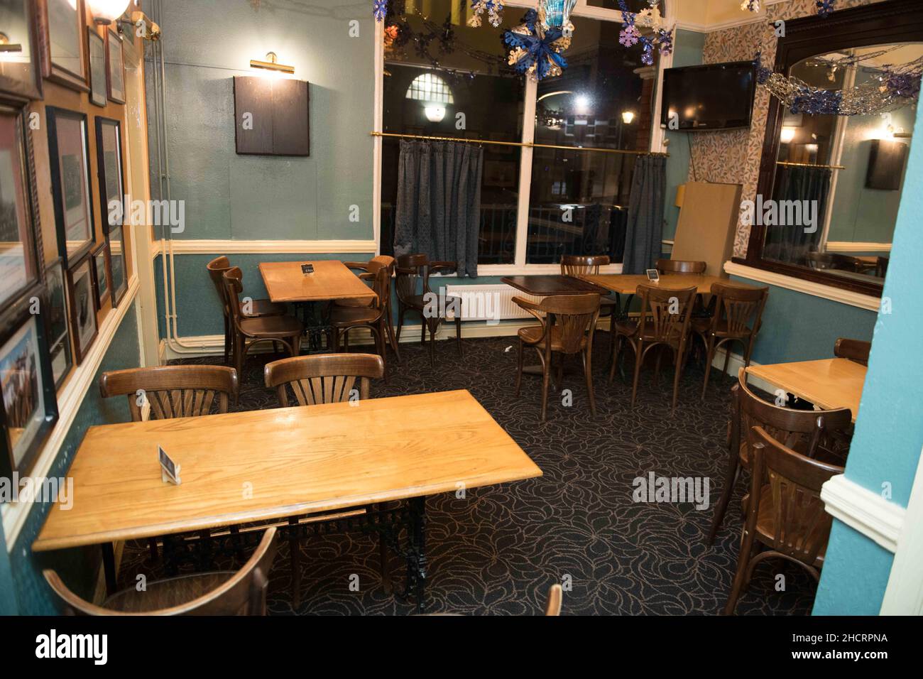 Inside a pub hi-res stock photography and images - Alamy