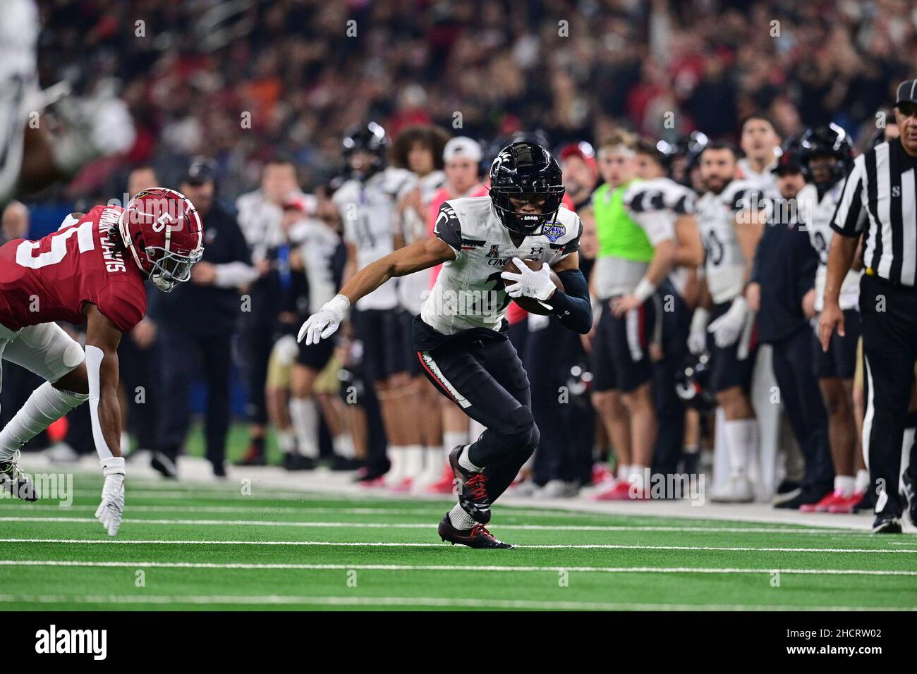 Cincinnati Bearcats wide receiver Tyler Scott (21) runs for a first ...