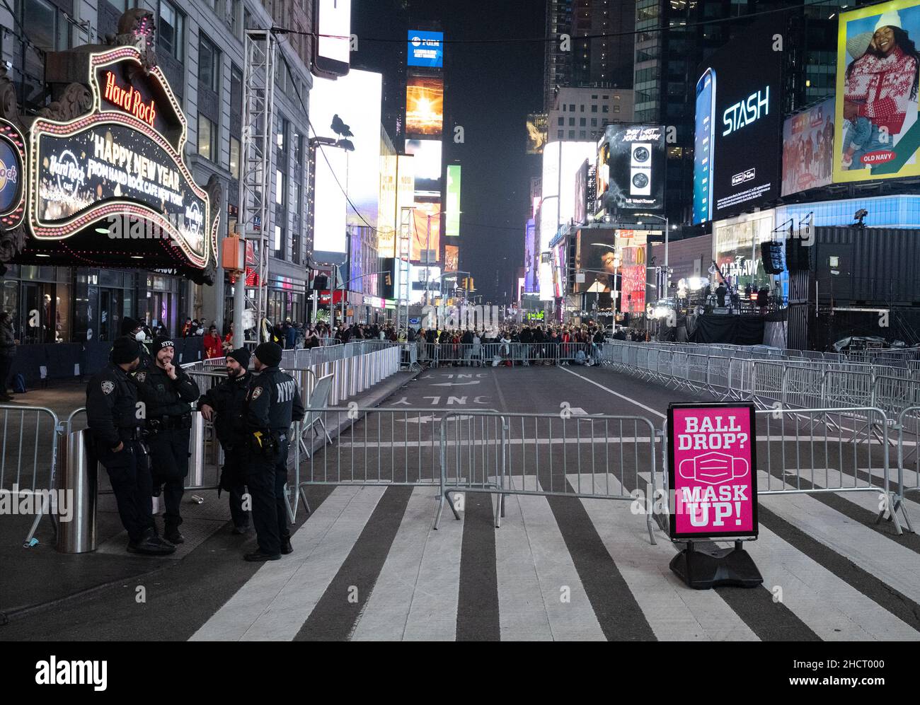 New York, USA. 31st Dec, 2021. People gather wearing face masks to ...