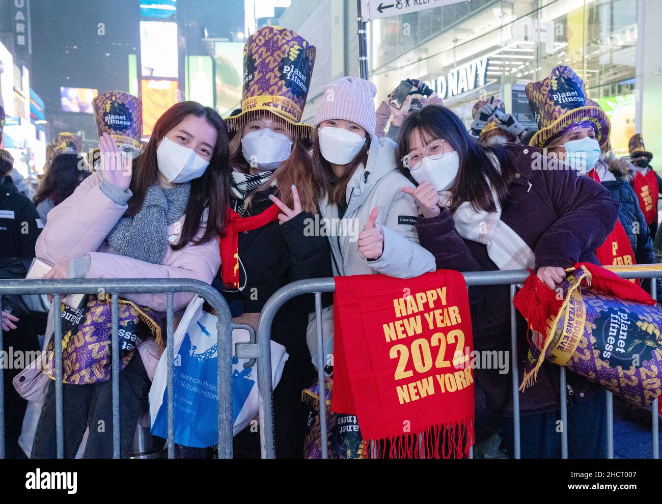 New York, USA. 31st Dec, 2021. People gather wearing face masks to ...