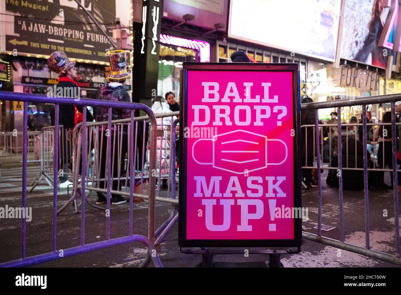 New York, USA. 31st Dec, 2021. A sign requiring face masks is set up on ...