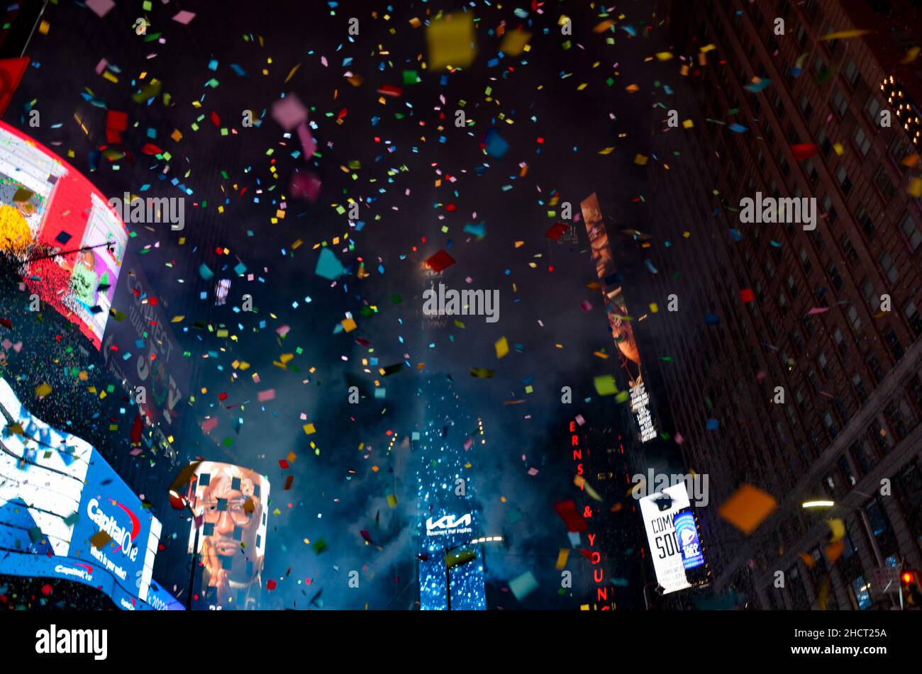 Thousands of revelers gather in New York's Times Square to celebrate ...