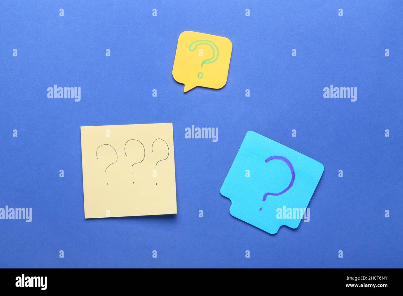 Sticky notes with question marks on blue background Stock Photo - Alamy