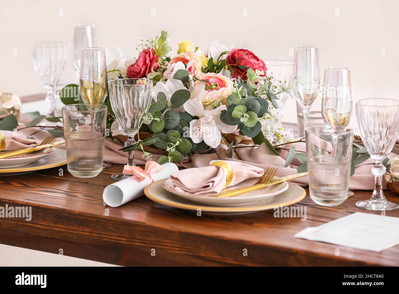 Beautiful table setting for wedding celebration Stock Photo - Alamy