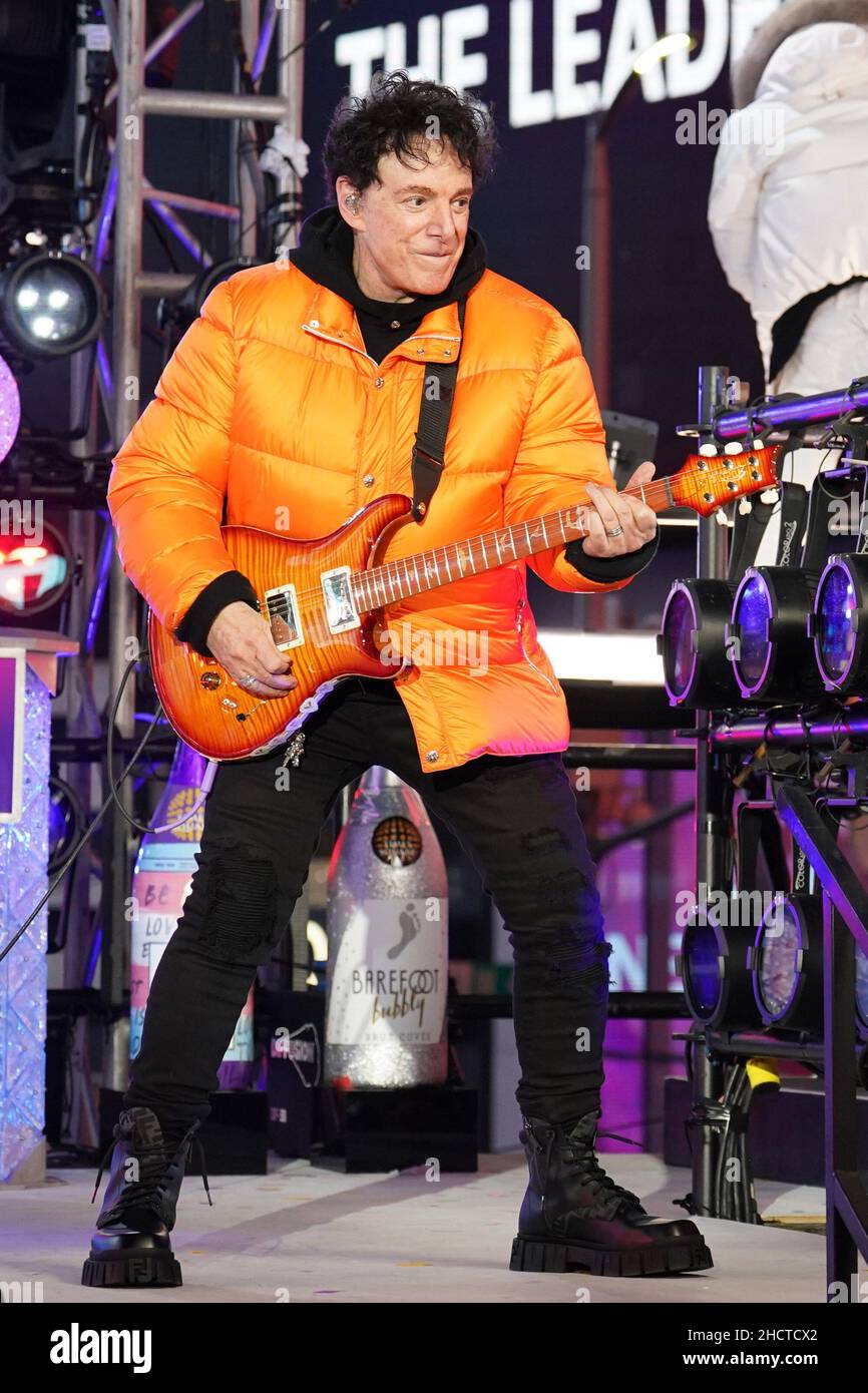 New York, NY, USA. 31st Dec, 2021. Neal Schon, Journey on stage for ...