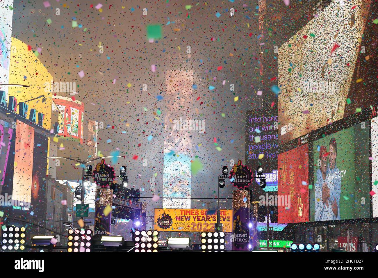Times square new years eve confetti hi-res stock photography and images ...