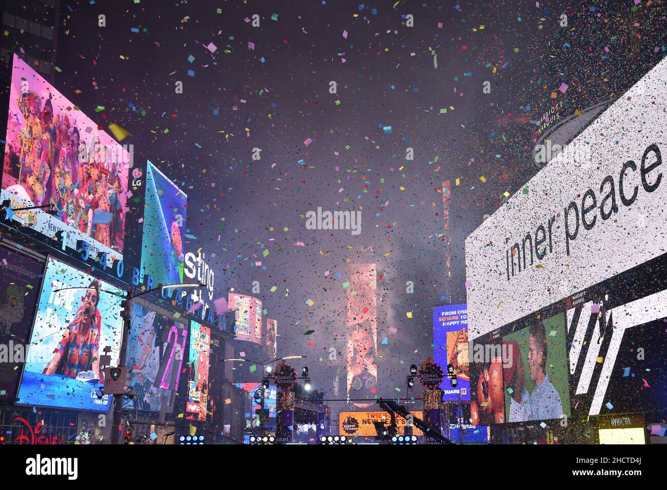 New York, NY, USA. 31st Dec, 2021. New Year's Eve Times Square ...