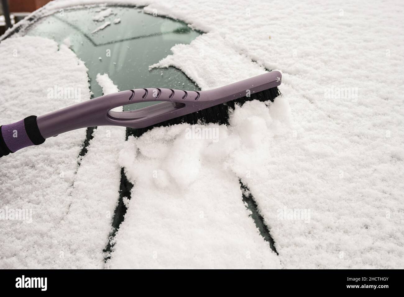 Removing snow from car windshield hi-res stock photography and images ...