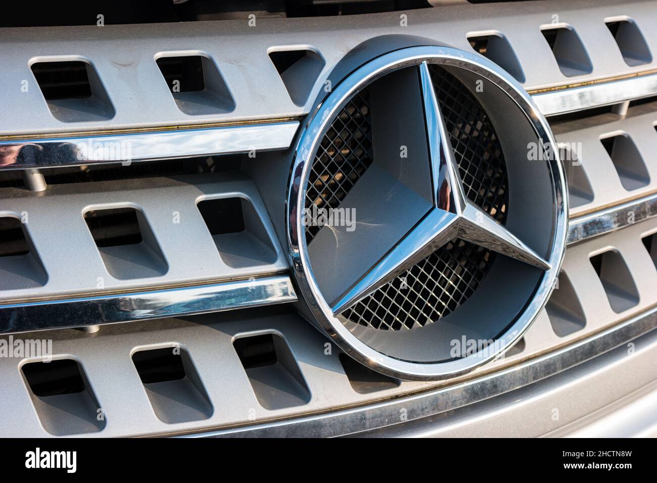 Mercedes benz sign hi-res stock photography and images - Alamy
