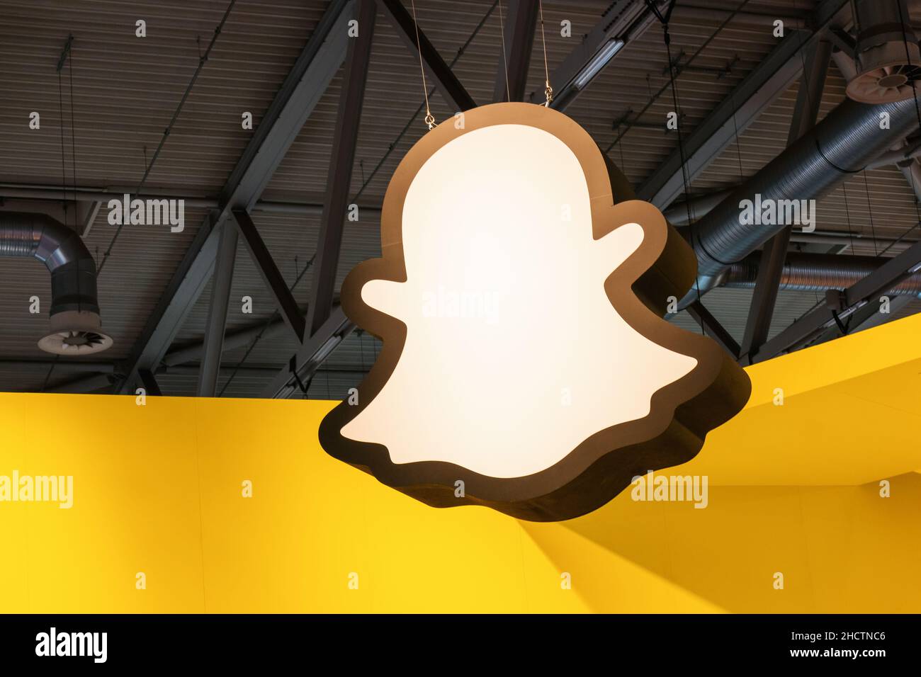 Snapchat logo symbol hi-res stock photography and images - Alamy
