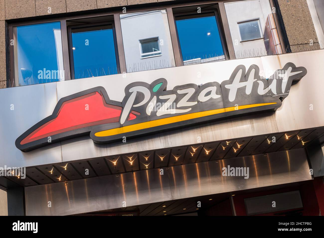 Pizza hut restaurant sign hi-res stock photography and images - Alamy
