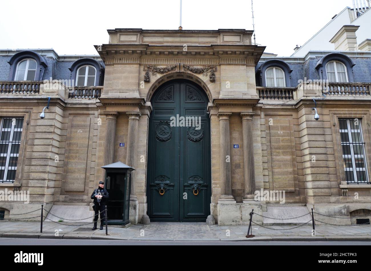 The official entrance of the Élysée Palace, seat of the Presidency of ...