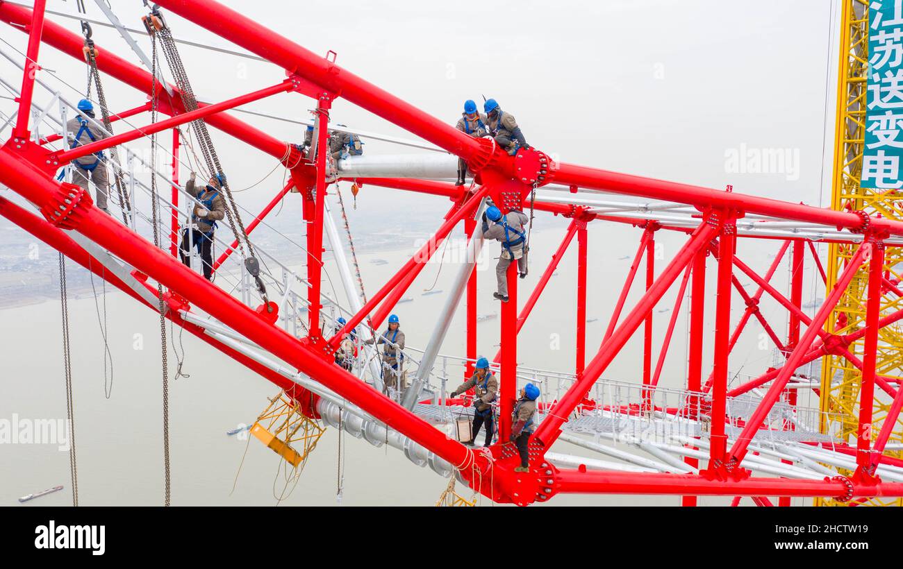 WUXI, CHINA - JANUARY 1, 2022 - Construction workers assemble the world ...