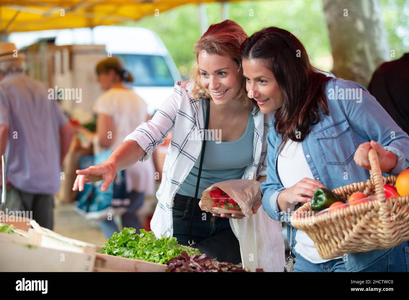 Women friends shopping fruits hi-res stock photography and images - Alamy