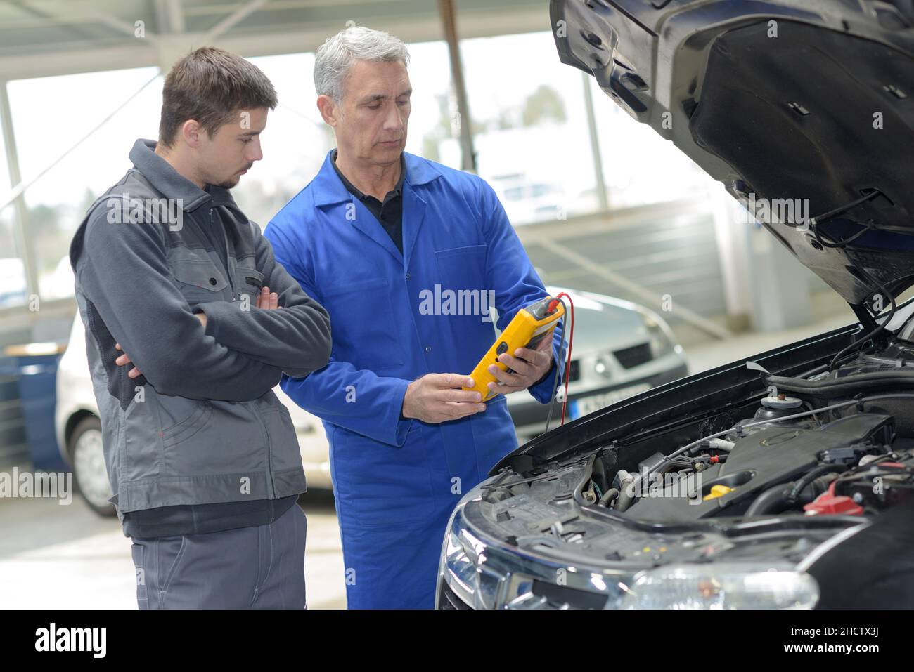 Auto repair shop training hi-res stock photography and images - Alamy
