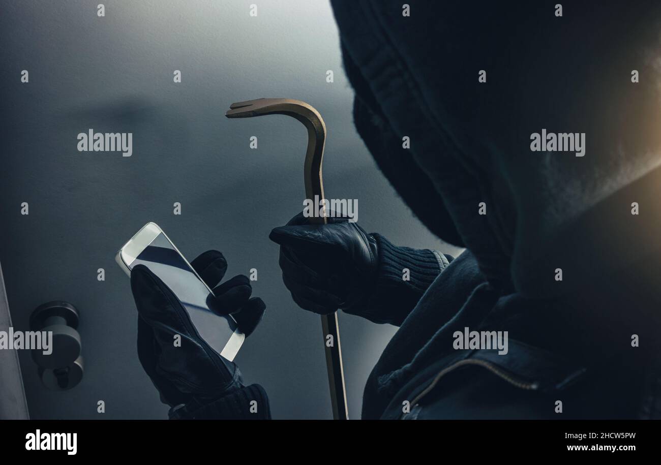 Robbery with smartphone hi-res stock photography and images - Alamy