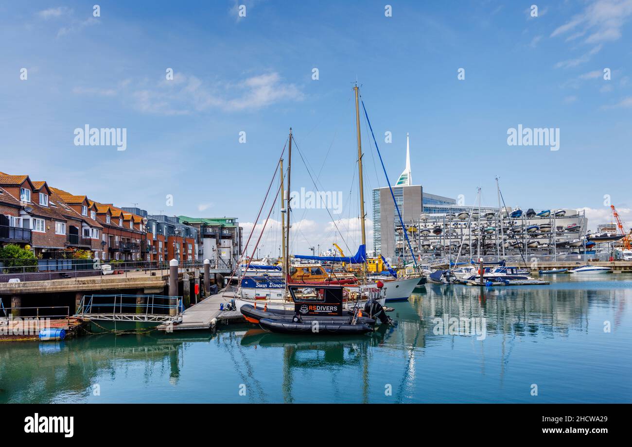 Boats portsmouth harbour hi-res stock photography and images - Alamy