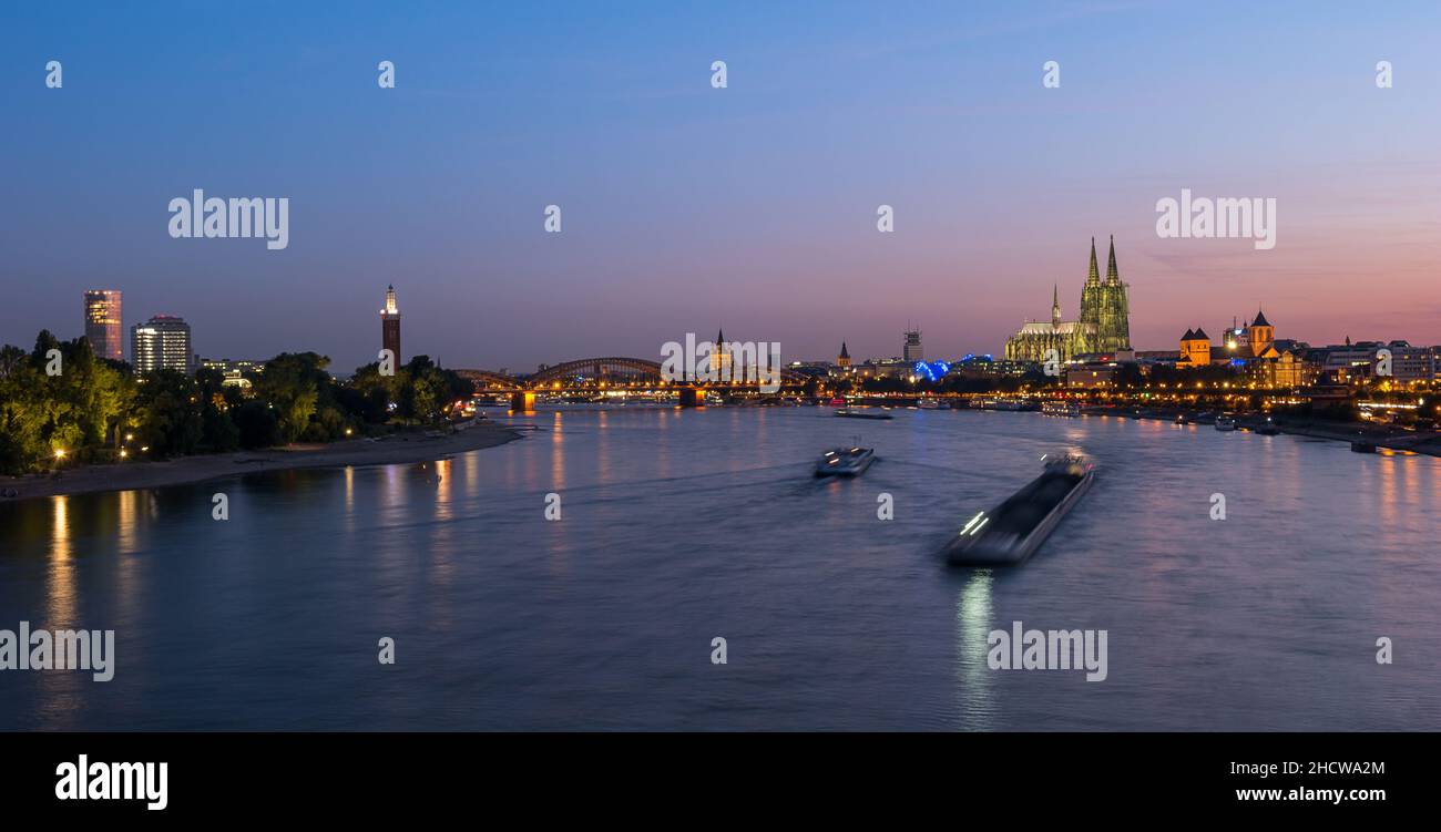 Cologne city skyline and Cologne Dom at night Stock Photo - Alamy