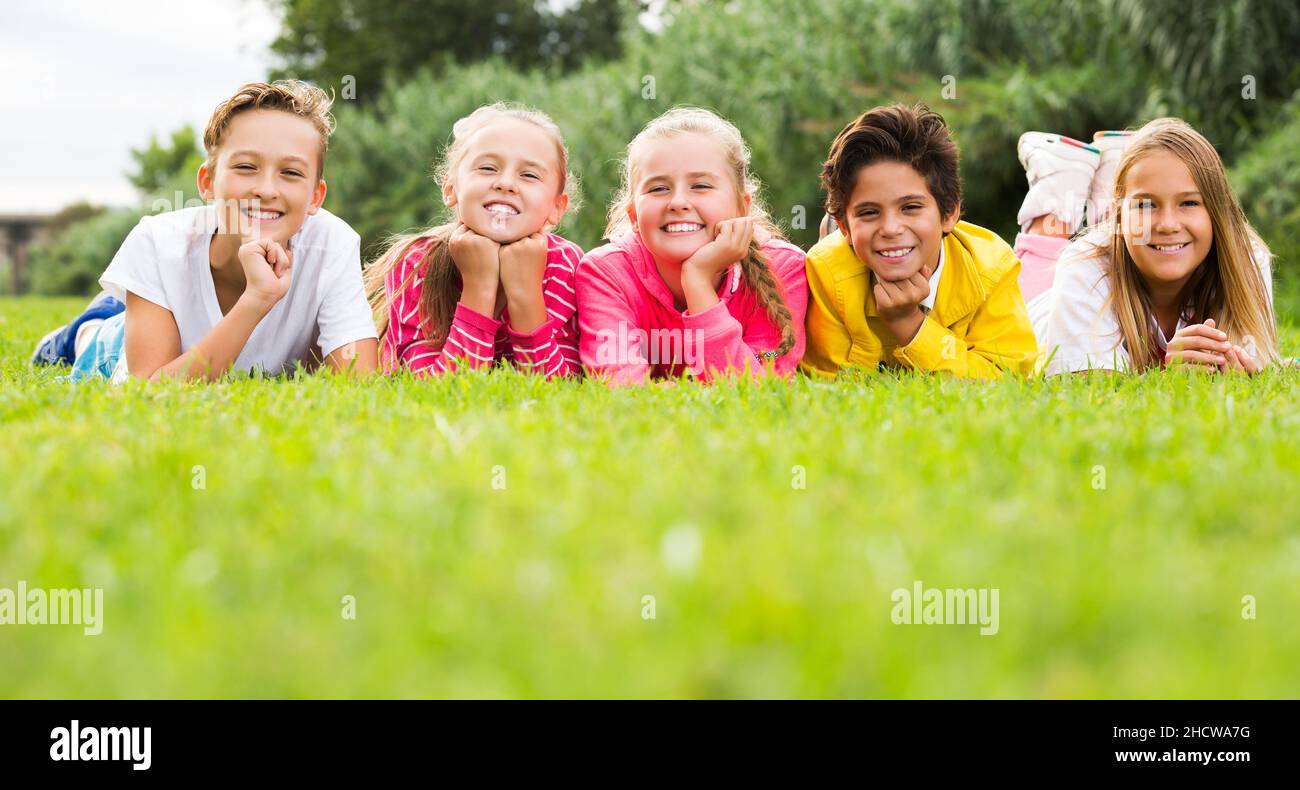 Five children posing hi-res stock photography and images - Alamy