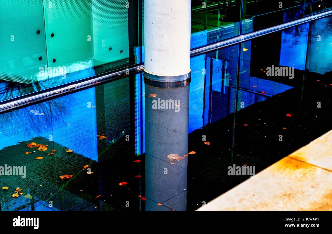 Ornamental pool on the outside of an office building Stock Photo - Alamy