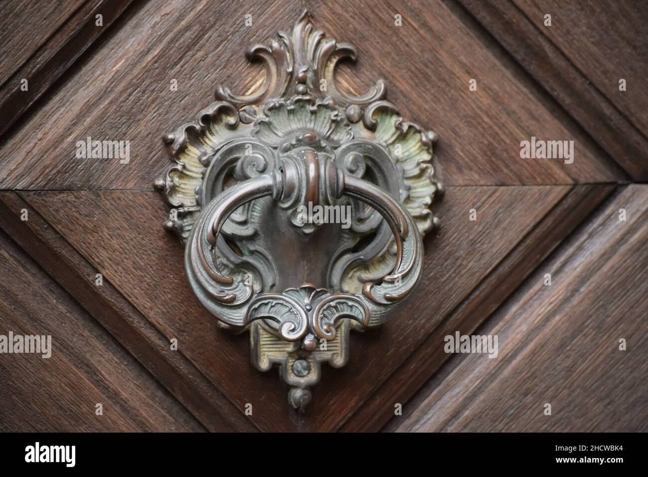 Old fashioned doorbell method hi-res stock photography and images - Alamy