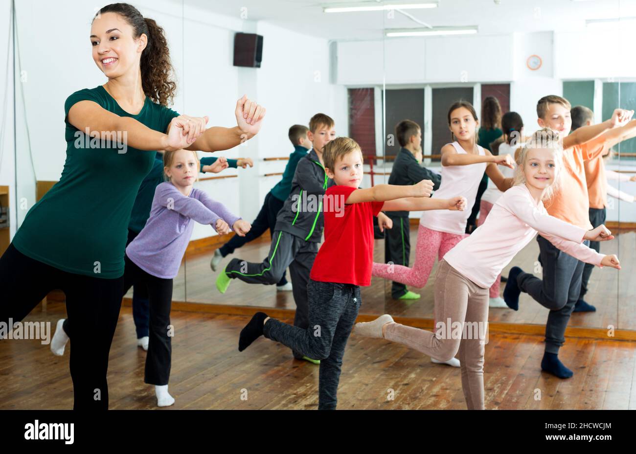 Primary school child gymnastics hi-res stock photography and images - Alamy