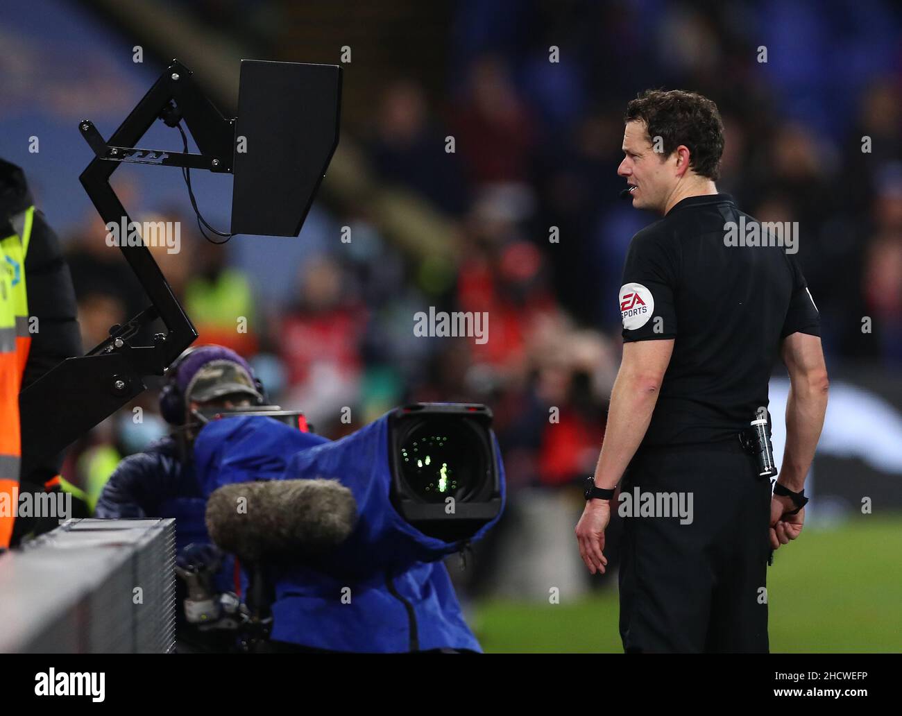 Var screen referee hi-res stock photography and images - Alamy